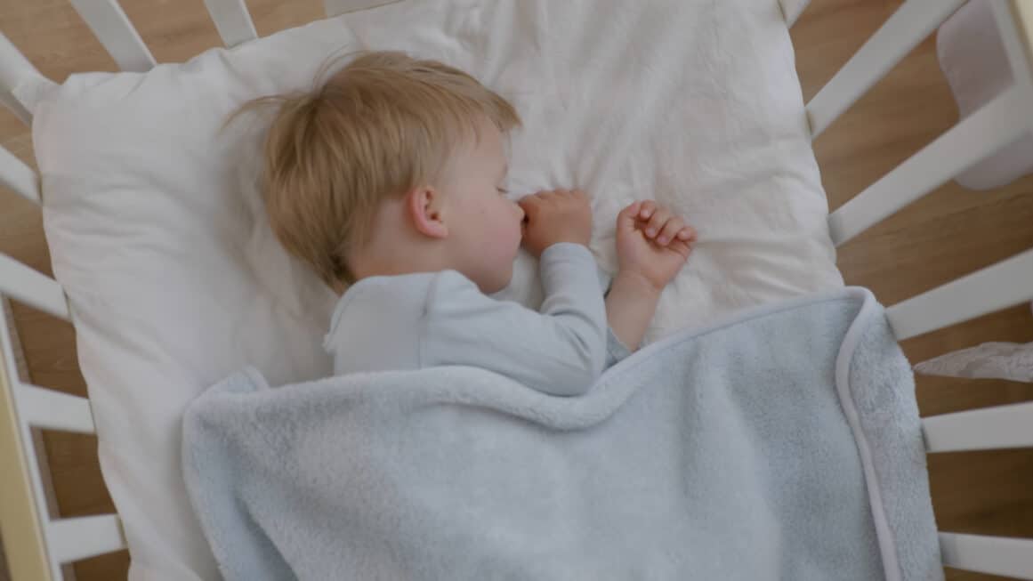 How To Help Sleep Train Babies Of 6 Months And Above - Night Nannies